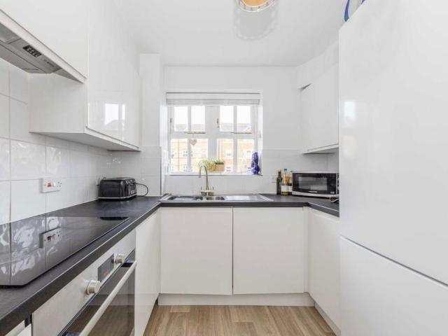Macmillan Way, London SW17 2 bed flat to rent £2,100 pcm £485 pw