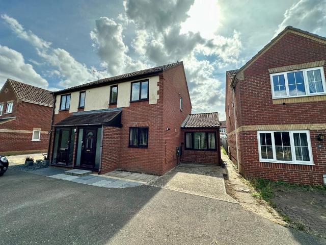 Macpherson Robertson Way, Mildenhall. 3 bed house to rent £1,390 pcm £321 pw