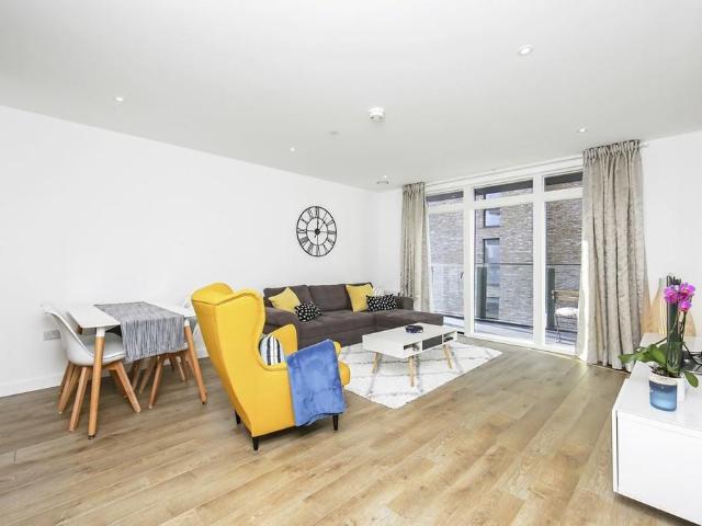 Madeira Street, London E14 2 bed apartment to rent £2,500 pcm £577 pw