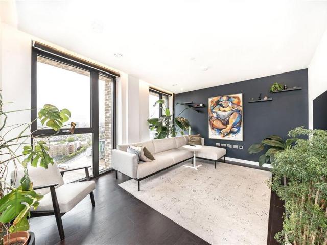 Madeira Tower, London SW11 2 bed flat to rent £3,700 pcm £854 pw