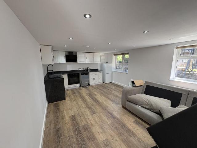 Madeley Road, London 1 bed flat to rent £1,900 pcm £438 pw