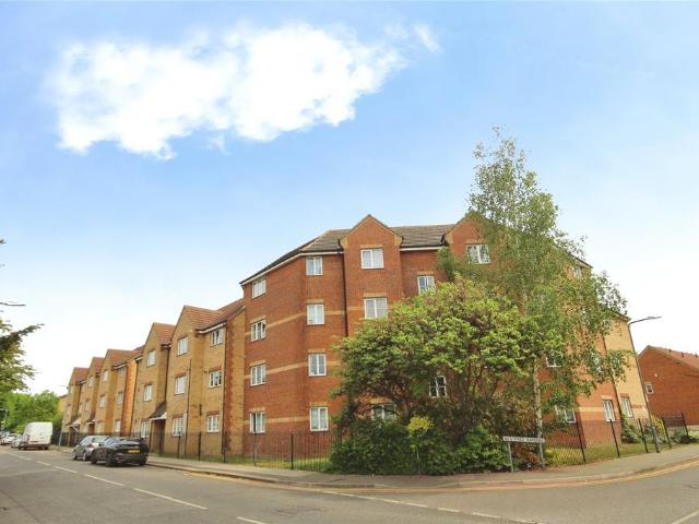 Madeleine Close, Romford RM6 2 bed apartment to rent £1,550 pcm £358 pw
