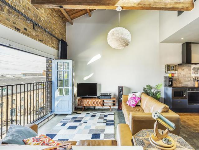 Madison Brook | Warehouse W, Royal Victoria Dock, E16