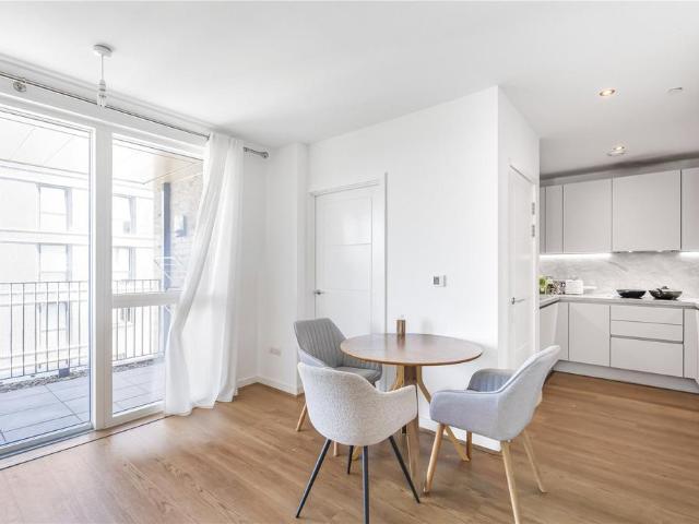Madison Way, London, E20 3 bed apartment to rent £3,750 pcm £865 pw