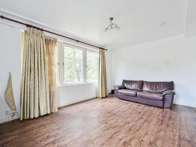 Madron Street, Elephant and Castle. 3 bed flat to rent £4,300 pcm £992 pw