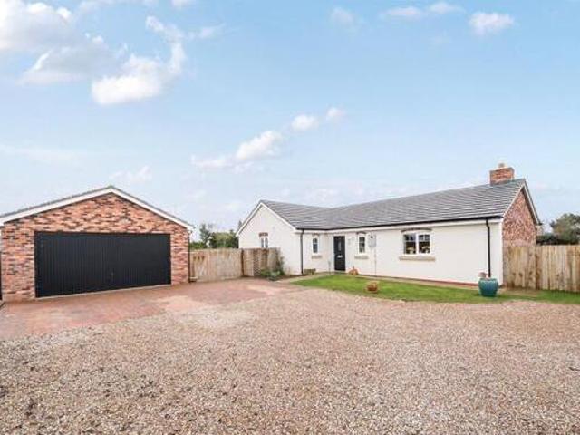 Maes Burgedin, Arddleen, 3 Bedroom Bungalow