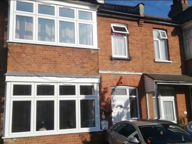 Mafeking Avenue, Ilford, IG2 3 bed terraced house to rent £2,300 pcm £531 pw