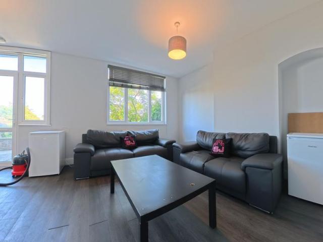 Mafeking Road, Brighton BN2 5 bed detached house to rent £3,098 pcm £715 pw