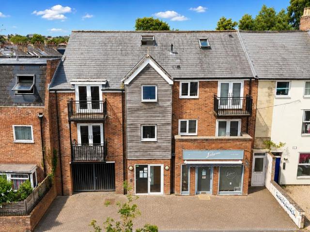 Magdalen Road 2 bed flat to rent £1,600 pcm £369 pw