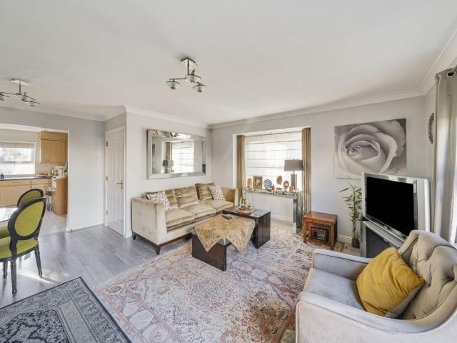 Magdalene Gardens, London N20, 4 bed detached house to rent, £3,250 pcm | PrimeLocation