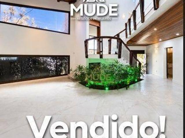 Magnífica casa, alto padrão, com 1.200m² com detalhes em mármore piso em porcelanato, fino acabame