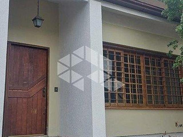 Magnífica casa com três dormitórios com uma suíte