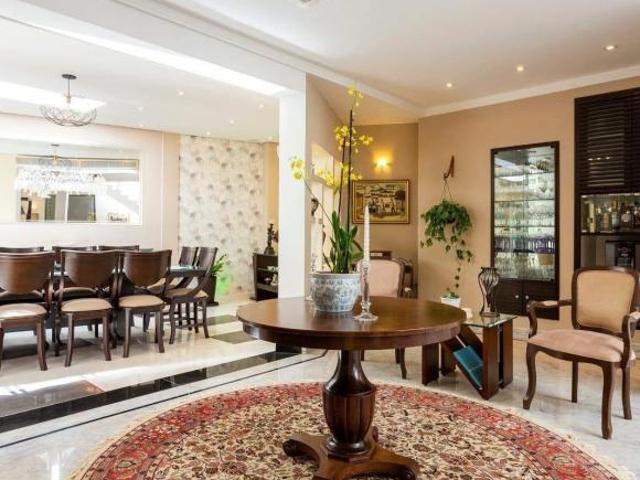 Magnífica casa em condomínio fechado é a epítome do luxo e conforto, ideal para quem busca uma resid