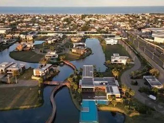 MAGNÍFICA MANSÃO A BEIRA LAGO NO COND. ENSEADA 6 SUÍTES, 8 BANHEIROS E 2 VAGAS