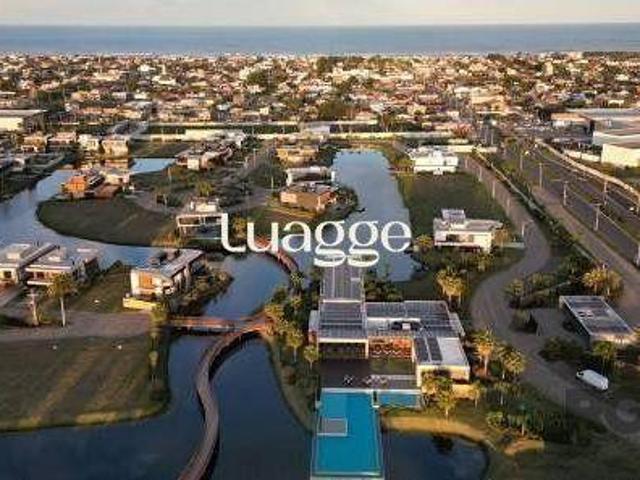 MAGNÍFICA MANSÃO A BEIRA LAGO NO COND. ENSEADA 6 SUÍTES, 8 BANHEIROS E 2 VAGAS