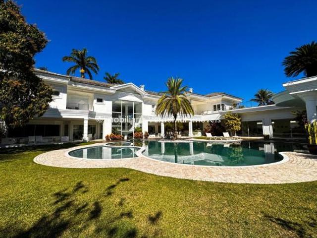 Magnífica Mansão À VENDA no Jardim Acapulco em Guarujá