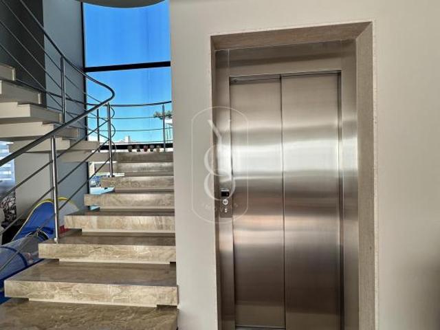 Magnífica mansão de alto padrão com elevador em co