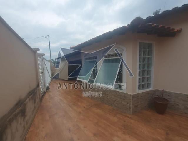Magnífica residência à venda I 220m² úteis I Ampla Sala e 3 Dormitórios + Quintal Espaçoso e Garagem p/ 2 Carros