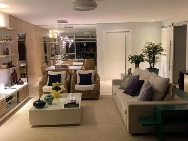 MAGNIFICIO APARTAMENTO FRENTE AO MAR