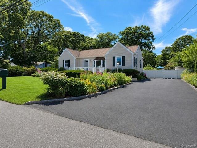 Magnolia Dr, Selden, Home For Sale