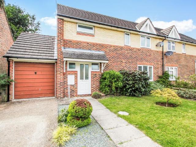 Maidenbower, Crawley RH10 3 bed semi detached house to rent £1,900 pcm £438 pw