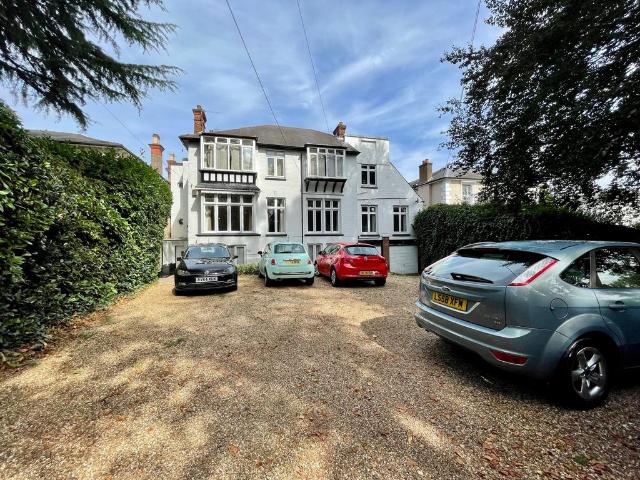 Maidenhead, Berkshire, SL6 3 bed flat to rent £1,900 pcm £438 pw