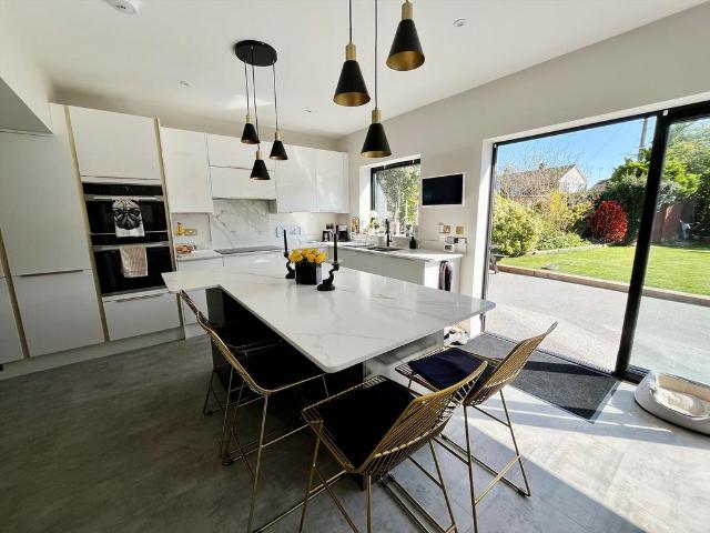 Maidenhead Road, Windsor, Berkshire SL4 4 bed detached house to rent £6,500 pcm £1,500 pw