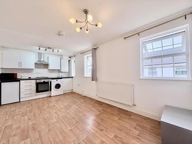 Maidenhead Street, HERTFORD 1 bed apartment to rent £1,050 pcm £242 pw