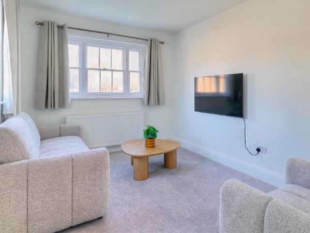 Maidstone Central 1 Bed Apartment | Parking, Fast