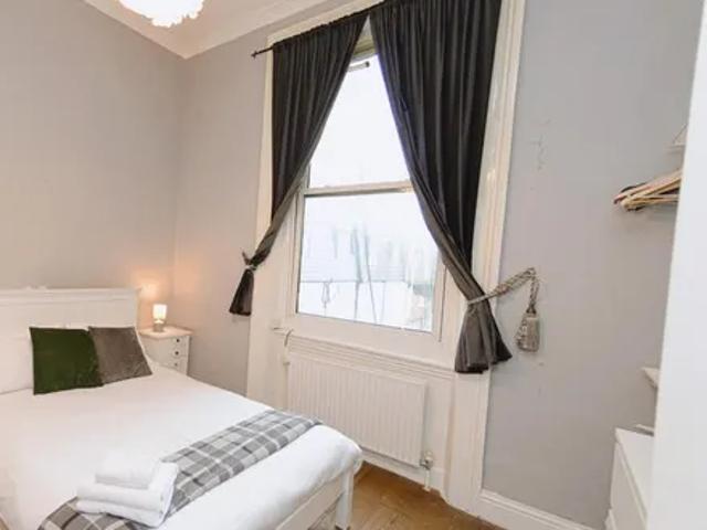 Mail Boxes Etc 235 Earl's Court Road, London, SW5 0DE, United Kingdom | 1 bed apartment for rent #139621813 | Rentberry