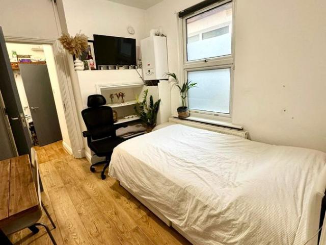 Main Avenue, Enfield EN1, Studio to rent, £1,050 pcm | PrimeLocation
