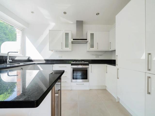 Main Avenue, Northwood HA6 3 bed apartment to rent £2,600 pcm £600 pw