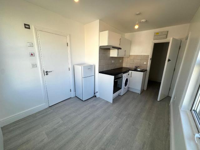 Main Road, Chelmsford CM1, 1 bed flat to rent, £1,080 pcm | PrimeLocation