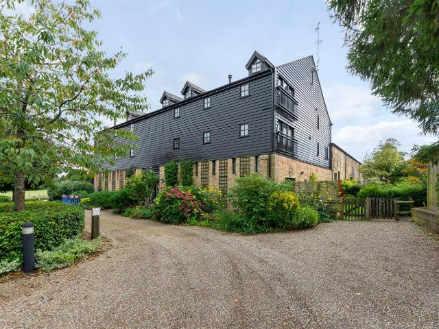 Main Road, Knockholt TN14, 2 bed flat to rent, £2,100 pcm | PrimeLocation