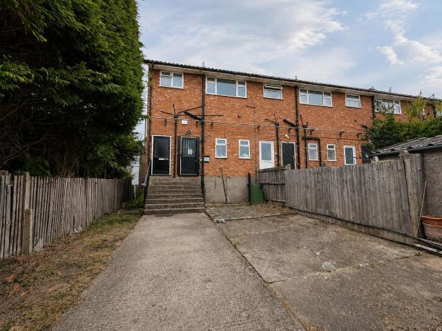 Main Road, Hawkwell SS5, 2 bed flat to rent, £1,300 pcm | PrimeLocation