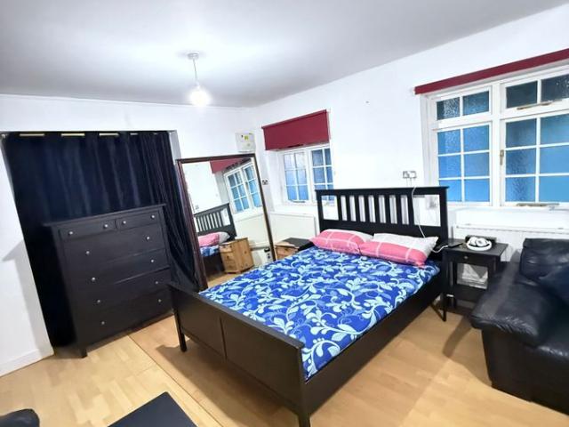 Main Road, Romford RM2, 1 bed flat to rent, £1,200 pcm | PrimeLocation