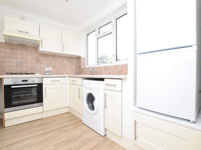Main Road, Romford RM2 2 bed apartment to rent £1,600 pcm £369 pw