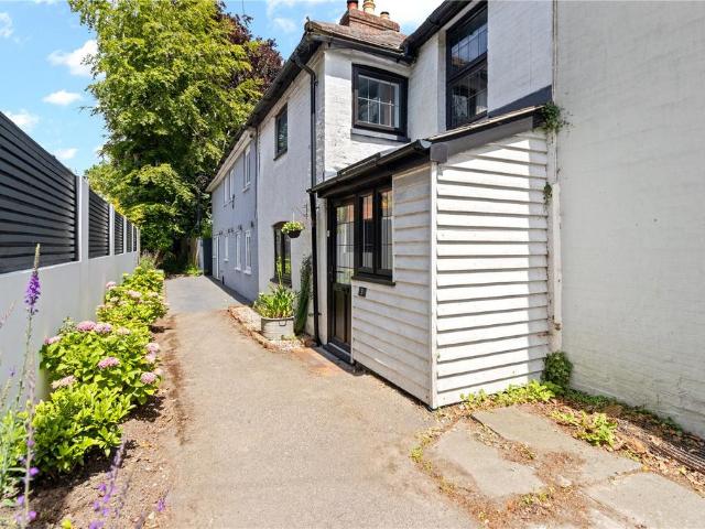 Main Road, Uckfield TN22 2 bed terraced house to rent £1,295 pcm £299 pw