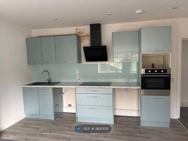 Main St, Frodsham WA6, 2 bed flat to rent, £975 pcm | PrimeLocation