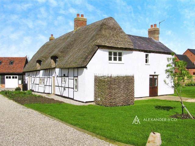 Main Street, Aylesbury HP18 5 bed detached house to rent £2,750 pcm £635 pw
