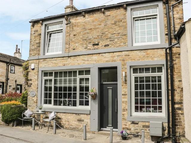 Main Street, Cononley 2 bed cottage to rent £1,075 pcm £248 pw