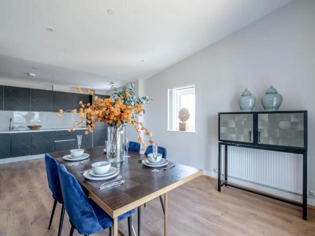 Main Sail House, 1 Mast Quay, London. 3 bed penthouse to rent £3,250 pcm £750 pw