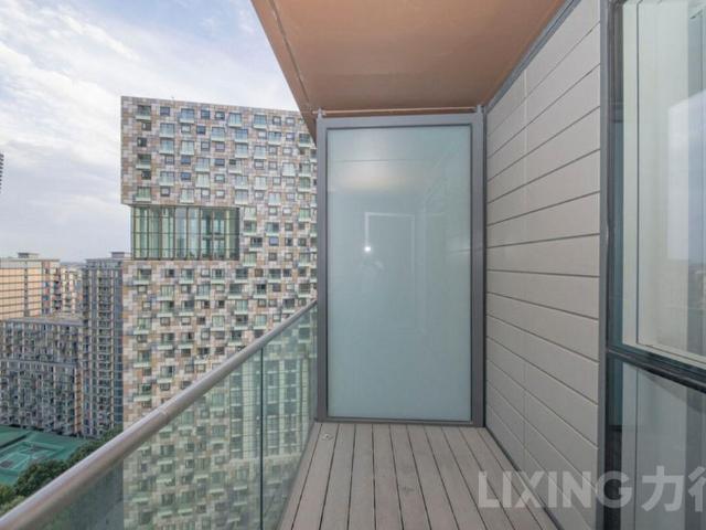 Maine Tower, Harbour Way, South Quay. Studio to rent £2,100 pcm £485 pw