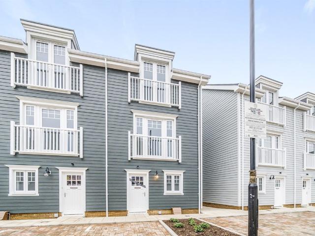 Maine Street, Reading RG2, 4 bed town house to rent, £2,700 pcm | PrimeLocation