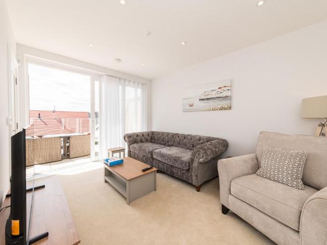 Maine Street, Reading, RG2 4 bed terraced house to rent £3,950 pcm £912 pw
