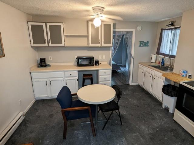MainFloor 1 BdBa Apartment in Quiet Plex – All Uti