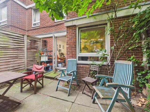 Maisonette for rent in Benham Close, Clapham Junction, SW11