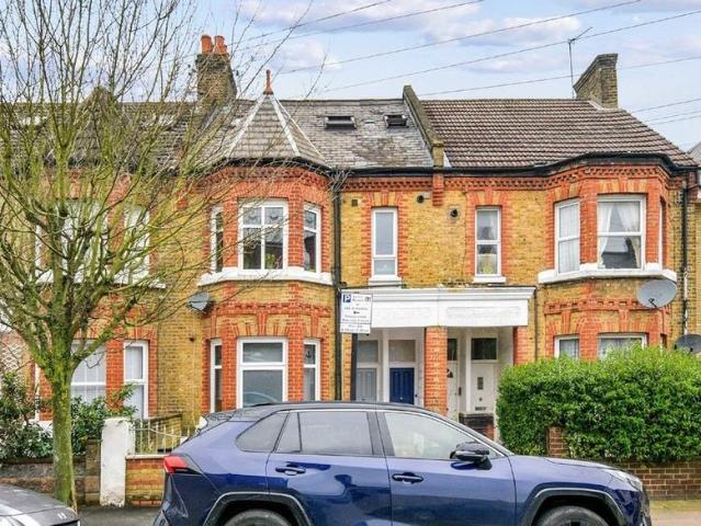 Maisonette for sale in Byton Road, London, SW17 Ref 221353