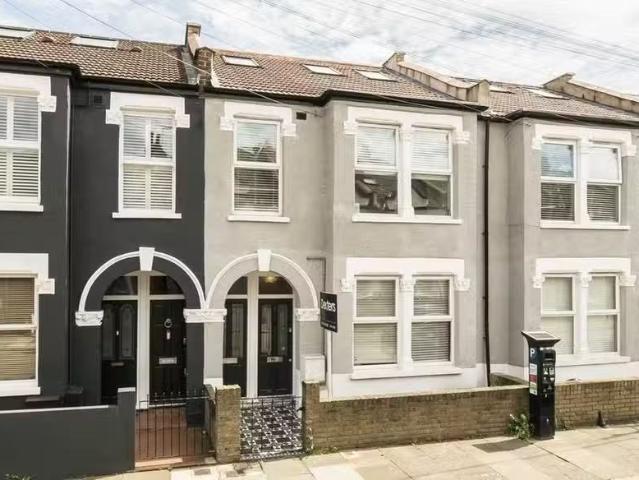 Maisonette for sale in Fairlight Road, London, SW17 Ref 227662