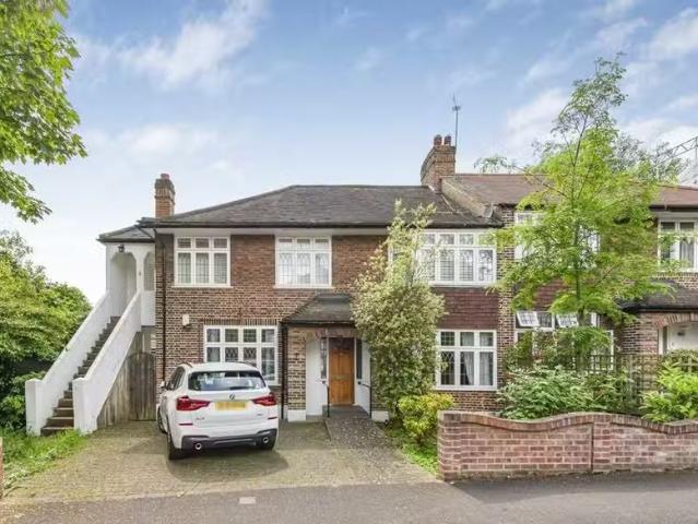 Maisonette for sale in Glendale Drive, London, SW19 Ref 226198